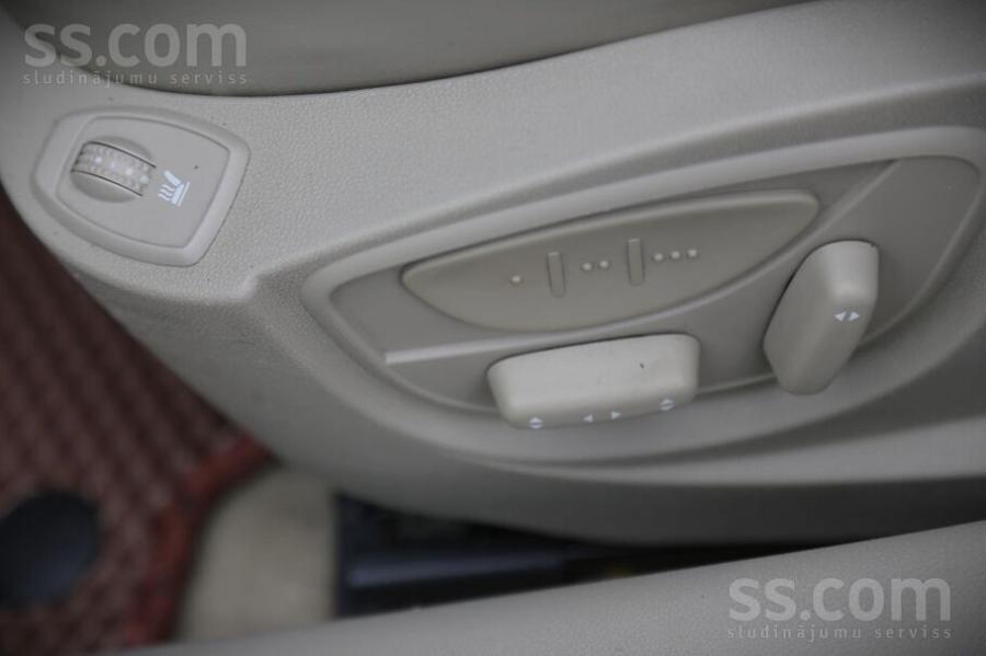 Grey Renault Laguna 2008 in Riga, with an engine capacity of 2.00 L and mileage of 359 thousand km for 2995 €, photo 17 on AUTOMOTO.COM.LV