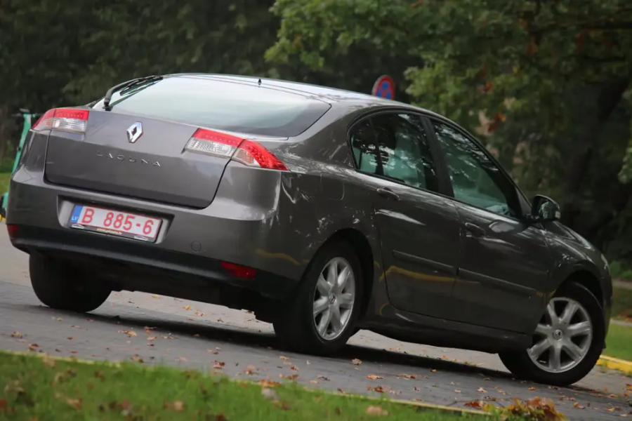 Pelēks Renault Laguna 2009 Rīga, ar dzinēja tilpumu 2.00 L un nobraukumu 31 tūkst. km par 1890 €, foto 3 vietnē AUTOMOTO.COM.LV
