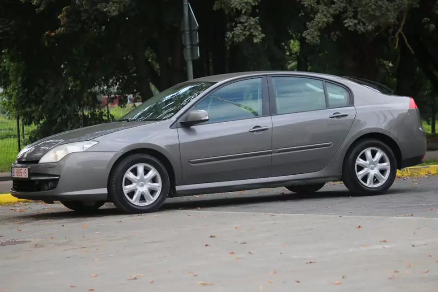 Pelēks Renault Laguna 2009 Rīga, ar dzinēja tilpumu 2.00 L un nobraukumu 31 tūkst. km par 1890 €, foto 6 vietnē AUTOMOTO.COM.LV