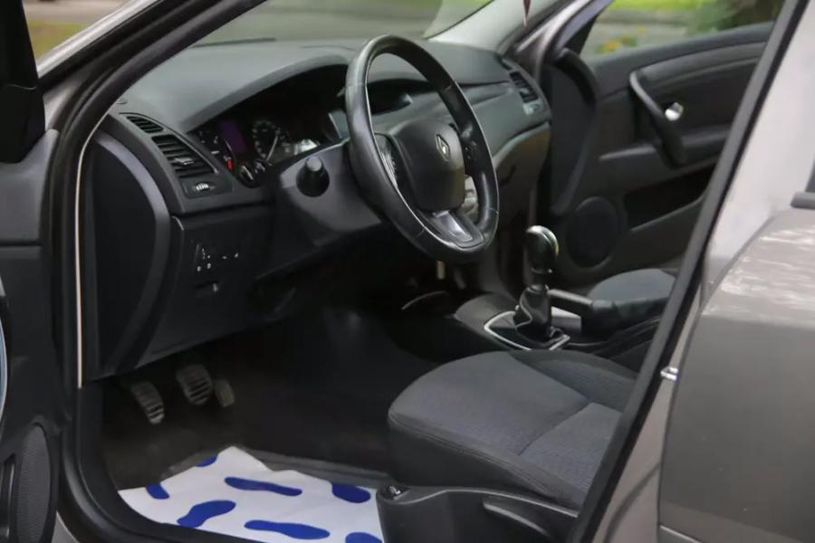Pelēks Renault Laguna 2009 Rīga, ar dzinēja tilpumu 2.00 L un nobraukumu 31 tūkst. km par 1890 €, foto 9 vietnē AUTOMOTO.COM.LV