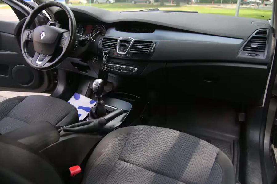 Pelēks Renault Laguna 2009 Rīga, ar dzinēja tilpumu 2.00 L un nobraukumu 31 tūkst. km par 1890 €, foto 13 vietnē AUTOMOTO.COM.LV