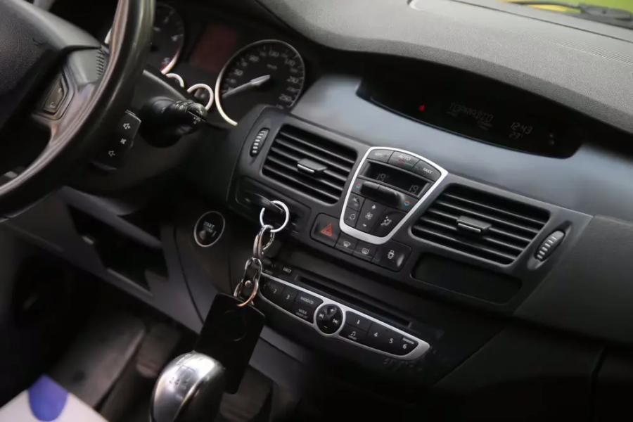 Pelēks Renault Laguna 2009 Rīga, ar dzinēja tilpumu 2.00 L un nobraukumu 31 tūkst. km par 1890 €, foto 14 vietnē AUTOMOTO.COM.LV