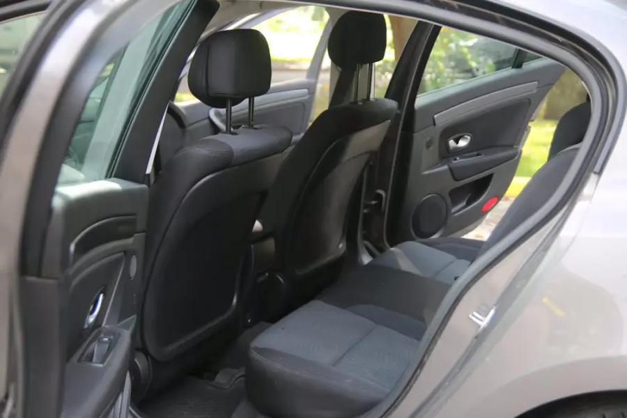 Pelēks Renault Laguna 2009 Rīga, ar dzinēja tilpumu 2.00 L un nobraukumu 31 tūkst. km par 1890 €, foto 15 vietnē AUTOMOTO.COM.LV