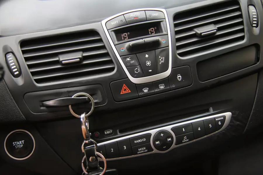 Pelēks Renault Laguna 2009 Rīga, ar dzinēja tilpumu 2.00 L un nobraukumu 31 tūkst. km par 1890 €, foto 18 vietnē AUTOMOTO.COM.LV