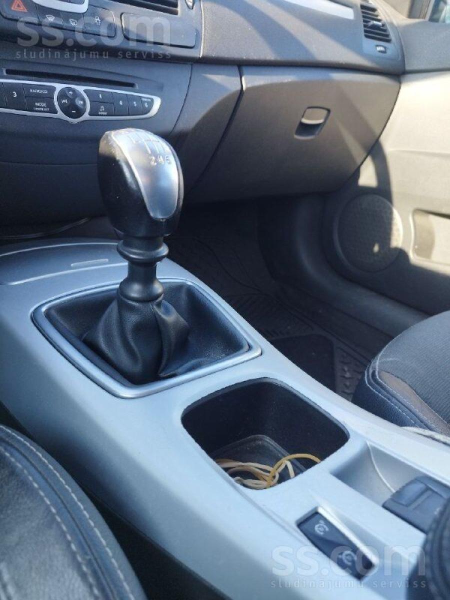Pelēks Renault Laguna 2007 Rīga, ar dzinēja tilpumu 2.00 L un nobraukumu 291 tūkst. km par 1000 €, foto 10 vietnē AUTOMOTO.COM.LV