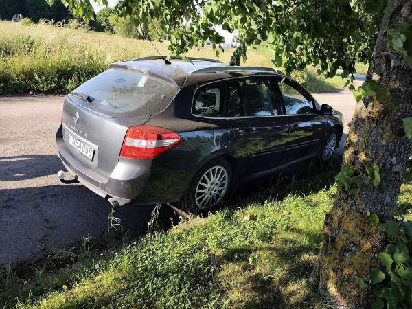 Pelēks Renault Laguna 2008 Kretinga, ar dzinēja tilpumu 2.00 L un nobraukumu 282 tūkst. km par 1000 €, foto 4 vietnē AUTOMOTO.COM.LV