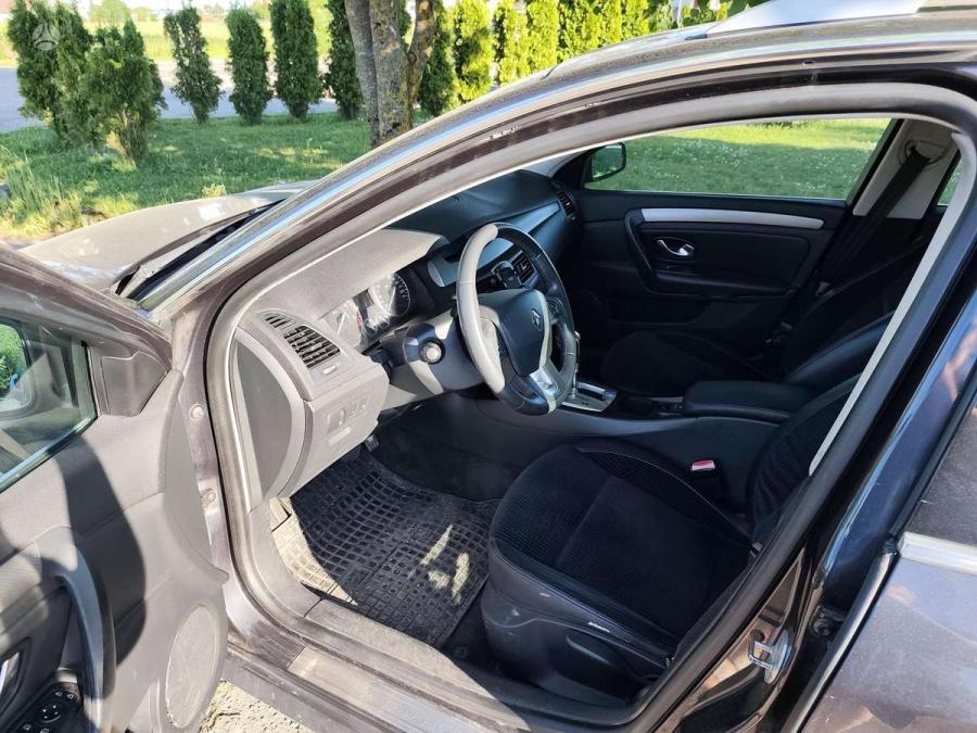 Pelēks Renault Laguna 2008 Kretinga, ar dzinēja tilpumu 2.00 L un nobraukumu 282 tūkst. km par 1000 €, foto 8 vietnē AUTOMOTO.COM.LV