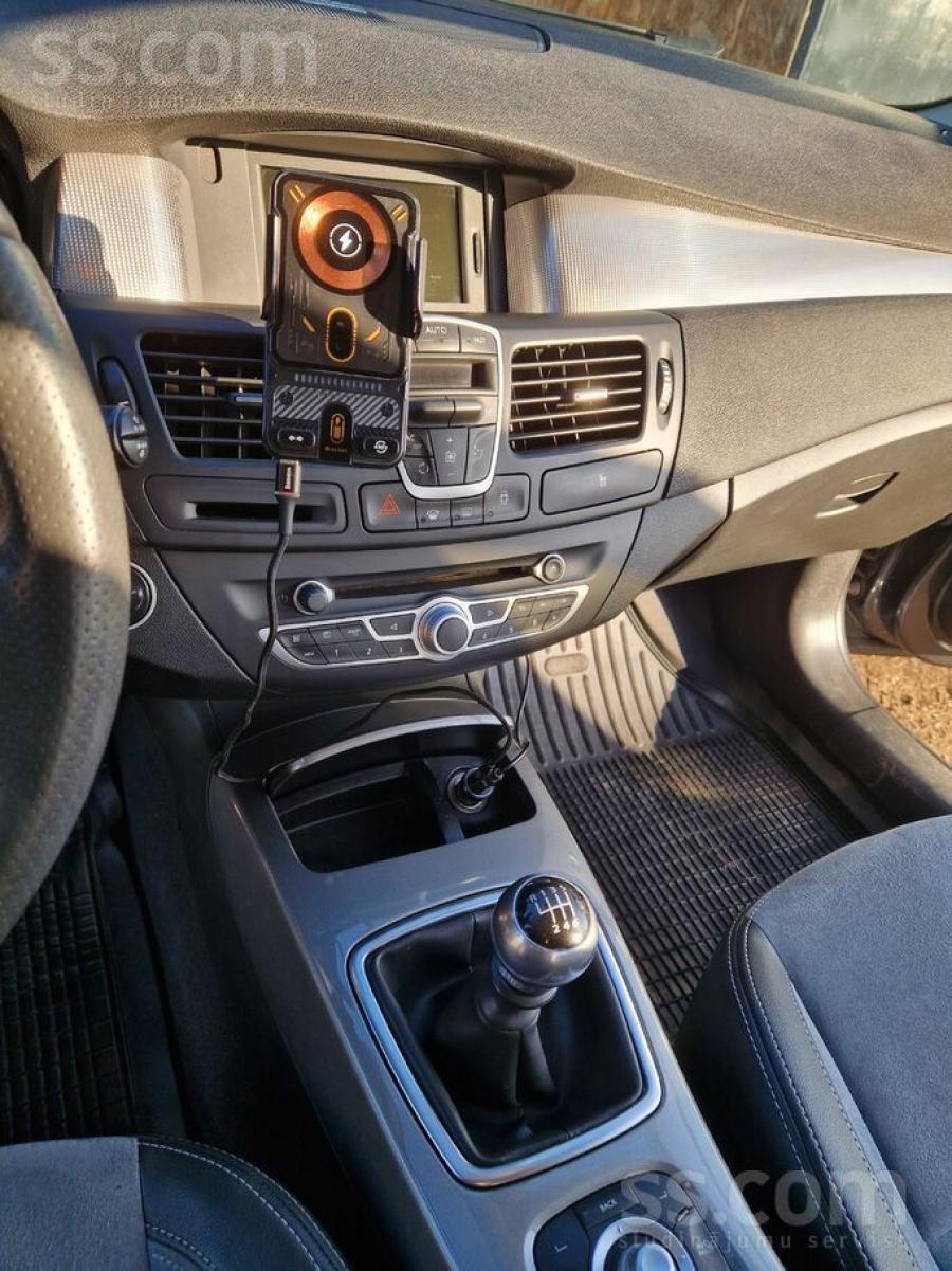 Pelēks Renault Laguna 2011 Daugavpils, ar dzinēja tilpumu 2.00 L un nobraukumu 296 tūkst. km par 3600 €, foto 13 vietnē AUTOMOTO.COM.LV