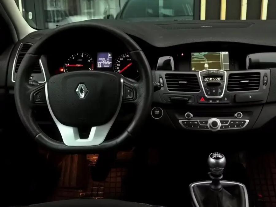 Grey Renault Laguna 2011 in Riga, with an engine capacity of 2.00 L and mileage of 230 thousand km for 3690 €, photo 11 on AUTOMOTO.COM.LV