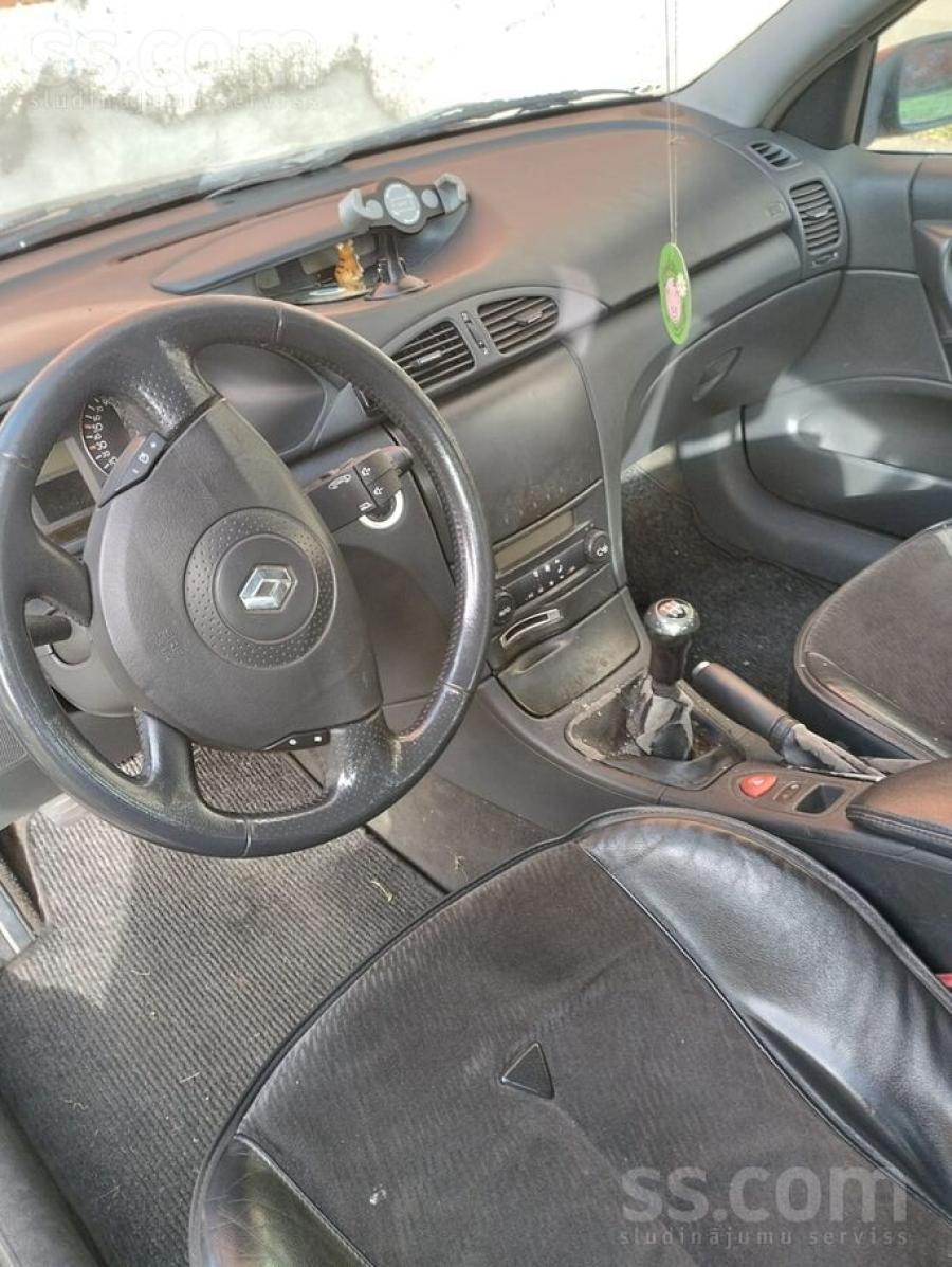 Red Renault Laguna 2004 in Riga, with an engine capacity of 2.00 L and mileage of 236 thousand km for 1100 €, photo 9 on AUTOMOTO.COM.LV