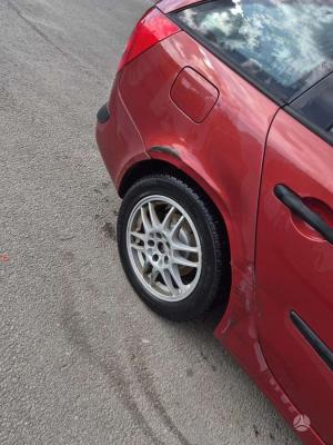 Sarkans Renault Laguna 2007 Šauļi, ar dzinēja tilpumu 1.99 L un nobraukumu 261 tūkst. km par 1000 €, foto 4 vietnē AUTOMOTO.COM.LV