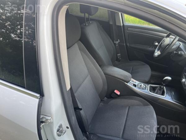 White Renault Laguna 2010 in Riga, with an engine capacity of 1.50 L and mileage of 256 thousand km for 1750 €, photo 5 on AUTOMOTO.COM.LV