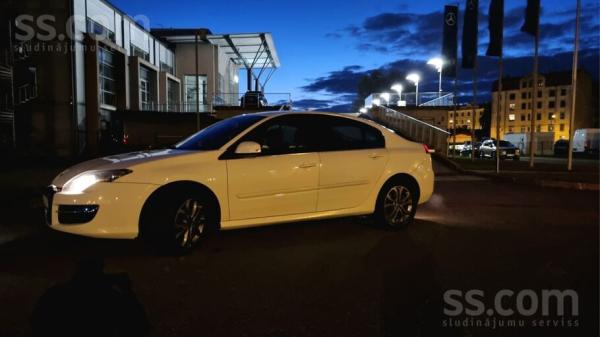 White Renault Laguna 2012 in Riga, with an engine capacity of 2.00 L and mileage of 296 thousand km for 3500 €, photo 4 on AUTOMOTO.COM.LV