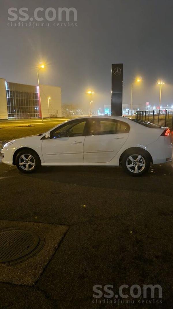 White Renault Laguna 2012 in Riga, with an engine capacity of 2.00 L and mileage of 296 thousand km for 3500 €, photo 8 on AUTOMOTO.COM.LV