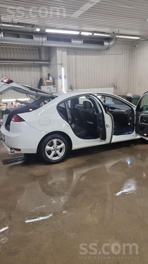 White Renault Laguna 2012 in Riga, with an engine capacity of 2.00 L and mileage of 296 thousand km for 3500 €, photo 9 on AUTOMOTO.COM.LV