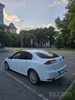 White Renault Laguna 2012 in Riga, with an engine capacity of 2.00 L and mileage of 233 thousand km for 2499 €, photo 4 on AUTOMOTO.COM.LV