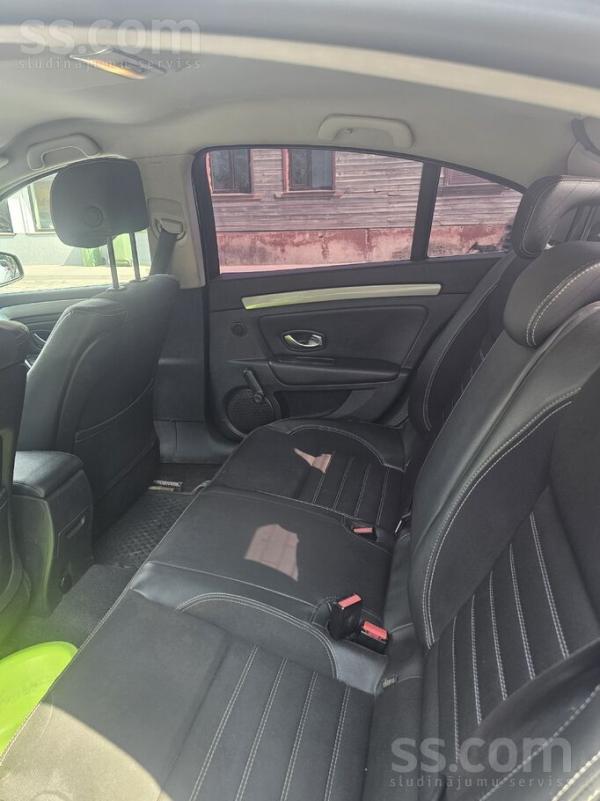 White Renault Laguna 2012 in Riga, with an engine capacity of 2.00 L and mileage of 233 thousand km for 2499 €, photo 6 on AUTOMOTO.COM.LV