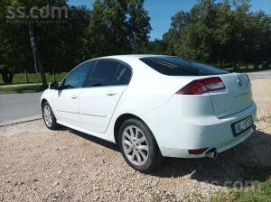 White Renault Laguna 2012 in Riga, with an engine capacity of 2.00 L and mileage of 360 thousand km for 1100 €, photo 8 on AUTOMOTO.COM.LV