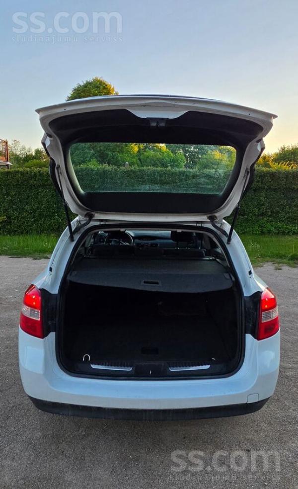 White Renault Laguna 2008 in Kuldiga, with an engine capacity of 1.50 L and mileage of 332 thousand km for 1660 €, photo 10 on AUTOMOTO.COM.LV
