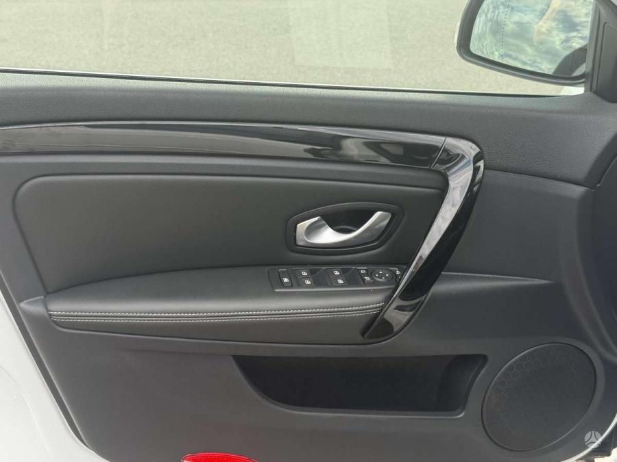 Balts Renault Laguna 2012 Kauņa, ar dzinēja tilpumu 2.00 L un nobraukumu 281 tūkst. km par 3300 €, foto 25 vietnē AUTOMOTO.COM.LV