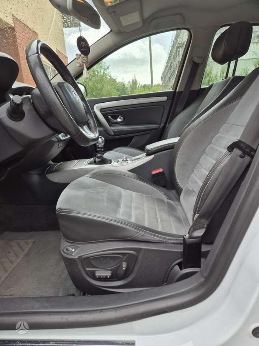 White Renault Laguna 2014 in Kelme, with an engine capacity of 2.00 L and mileage of 200 thousand km for 5350 €, photo 12 on AUTOMOTO.COM.LV