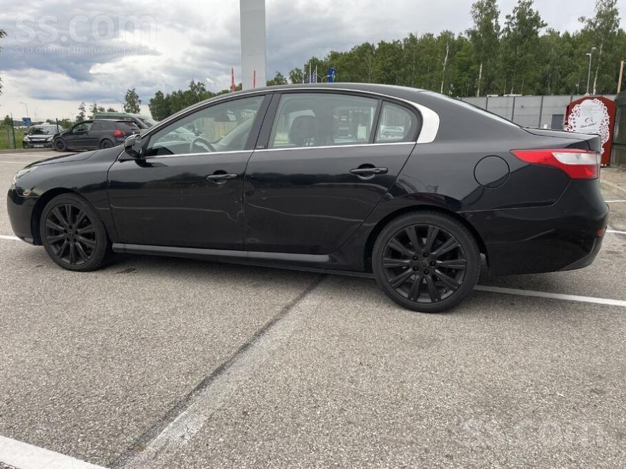 Black Renault Latitude 2011 in Riga, with an engine capacity of 2.00 L and mileage of 252 thousand km for 3500 €, photo 4 on AUTOMOTO.COM.LV