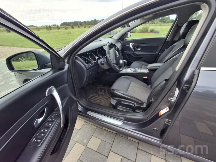 Grey Renault Latitude 2011 in Ogre, with an engine capacity of 2.00 L and mileage of 349 thousand km for 3000 €, photo 6 on AUTOMOTO.COM.LV