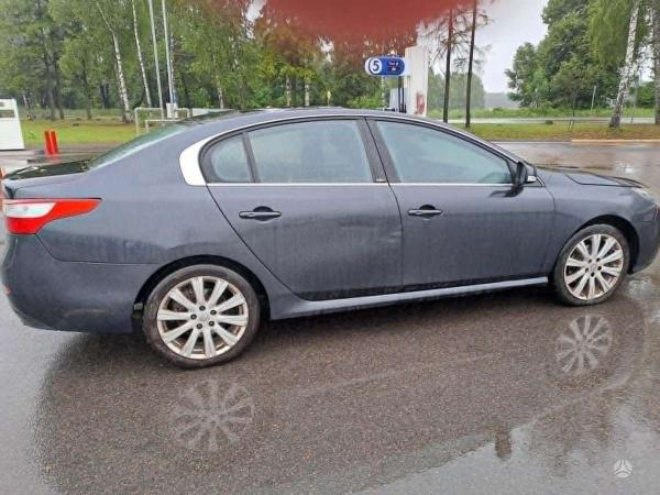 Grey Renault Latitude 2013 in Vilnius, with an engine capacity of 2.00 L and mileage of 300 thousand km for 3980 €, photo 5 on AUTOMOTO.COM.LV