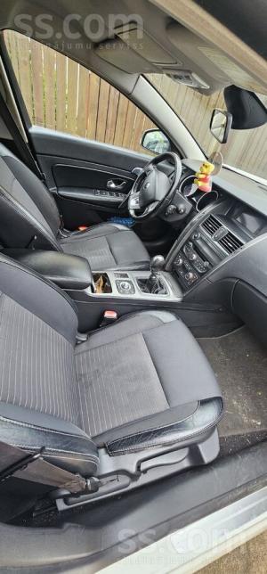 White Renault Latitude 2011 in Limbazi, with an engine capacity of 2.00 L and mileage of 466 thousand km for 1950 €, photo 6 on AUTOMOTO.COM.LV