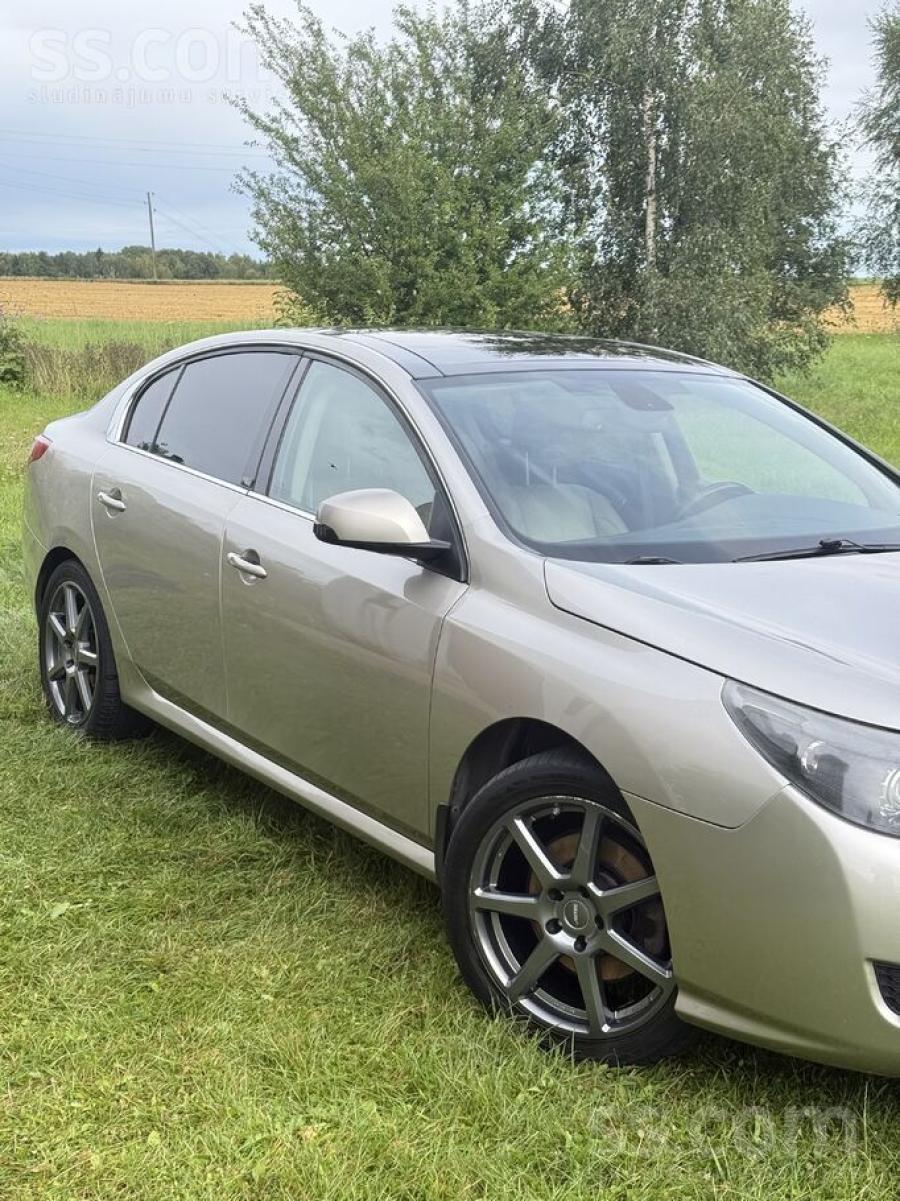 Yellow Renault Latitude 2011 in Riga, with an engine capacity of 3.00 L and mileage of 248 thousand km for 4200 €, photo 8 on AUTOMOTO.COM.LV