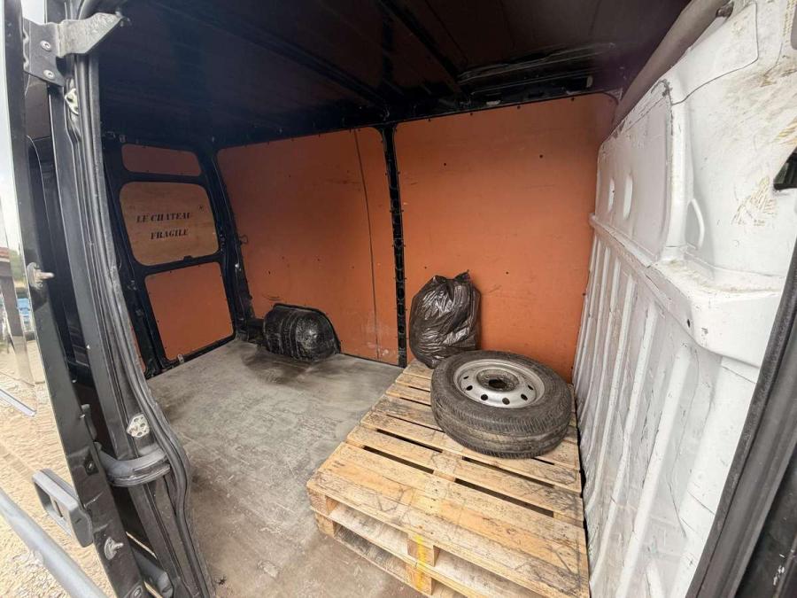 Melns Renault Master 2009 Viļņa, ar dzinēja tilpumu 2.46 L un nobraukumu 253 tūkst. km par 3950 €, foto 14 vietnē AUTOMOTO.COM.LV