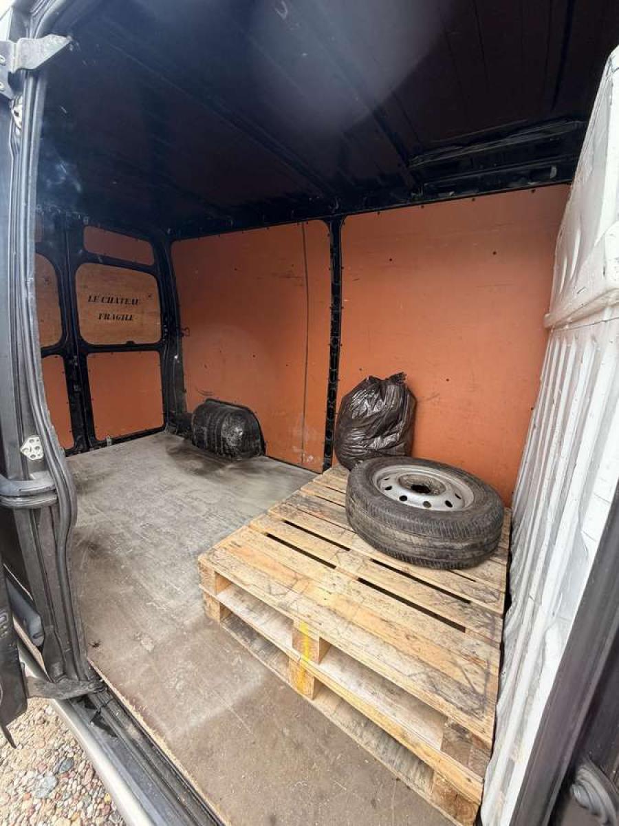 Melns Renault Master 2009 Viļņa, ar dzinēja tilpumu 2.46 L un nobraukumu 253 tūkst. km par 3950 €, foto 15 vietnē AUTOMOTO.COM.LV