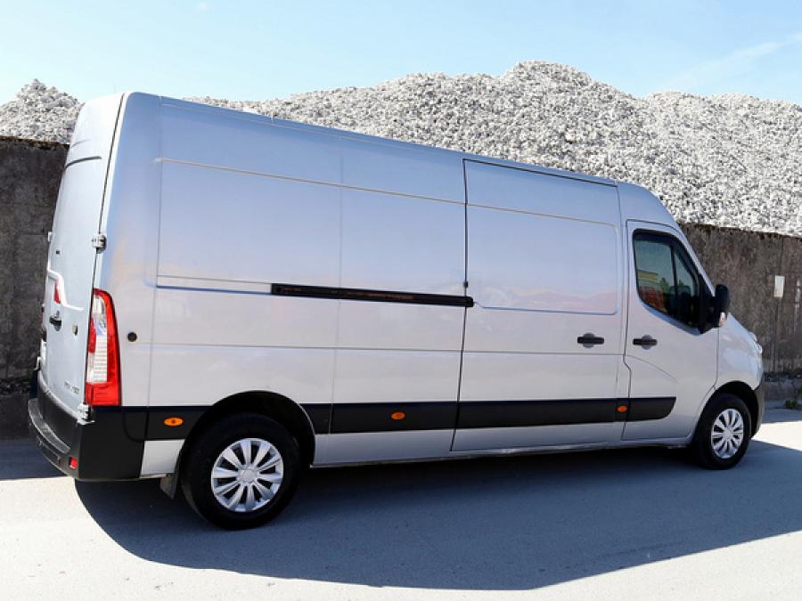 Grey Renault Master 2014 in Tallinn, with an engine capacity of 2.30 L and mileage of 335 thousand km for 4499 €, photo 5 on AUTOMOTO.COM.LV