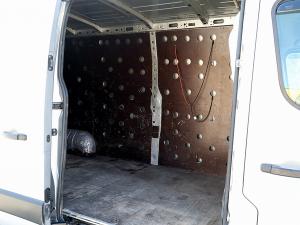 Grey Renault Master 2014 in Tallinn, with an engine capacity of 2.30 L and mileage of 335 thousand km for 4499 €, photo 9 on AUTOMOTO.COM.LV