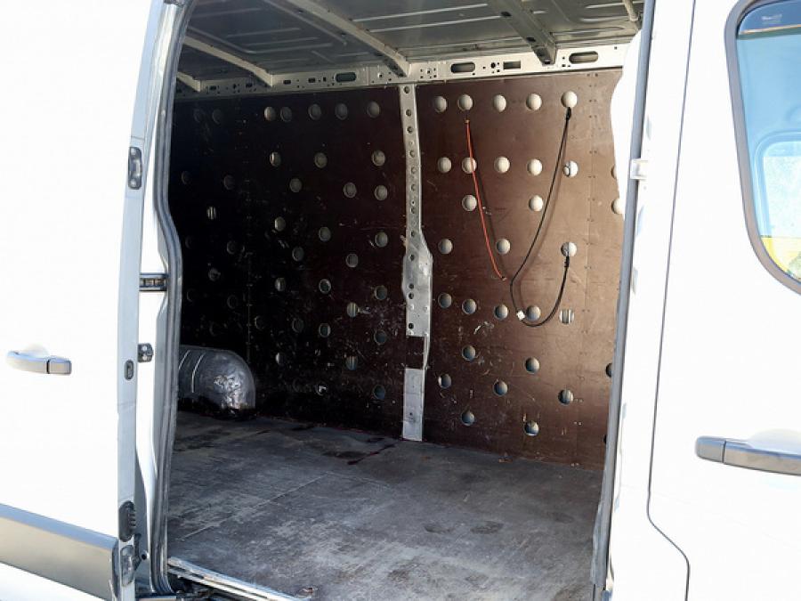 Grey Renault Master 2014 in Tallinn, with an engine capacity of 2.30 L and mileage of 335 thousand km for 4499 €, photo 9 on AUTOMOTO.COM.LV