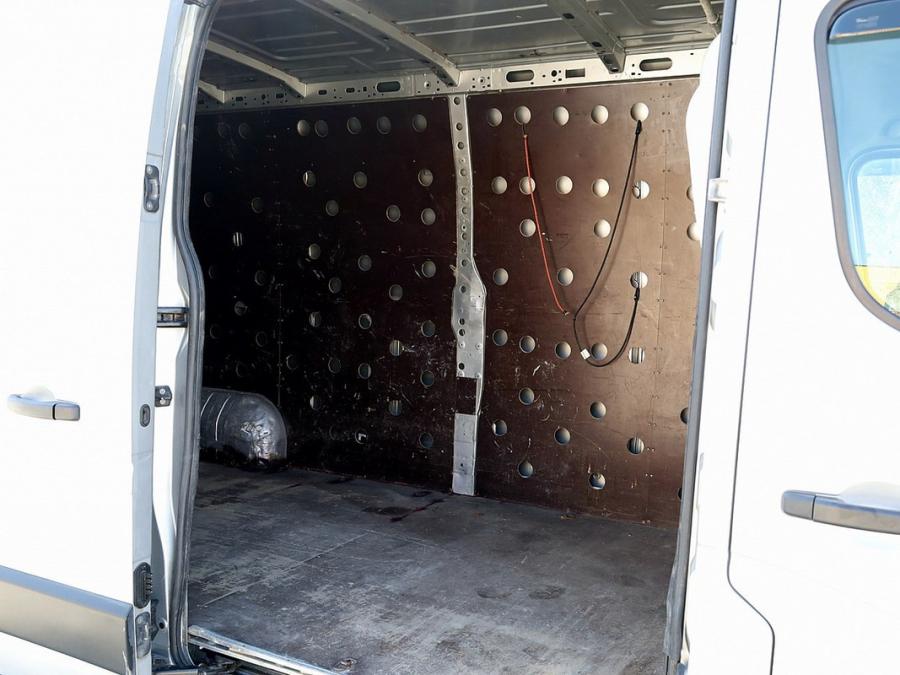 Grey Renault Master 2014 in Tallinn, with an engine capacity of 2.30 L and mileage of 335 thousand km for 4499 €, photo 18 on AUTOMOTO.COM.LV