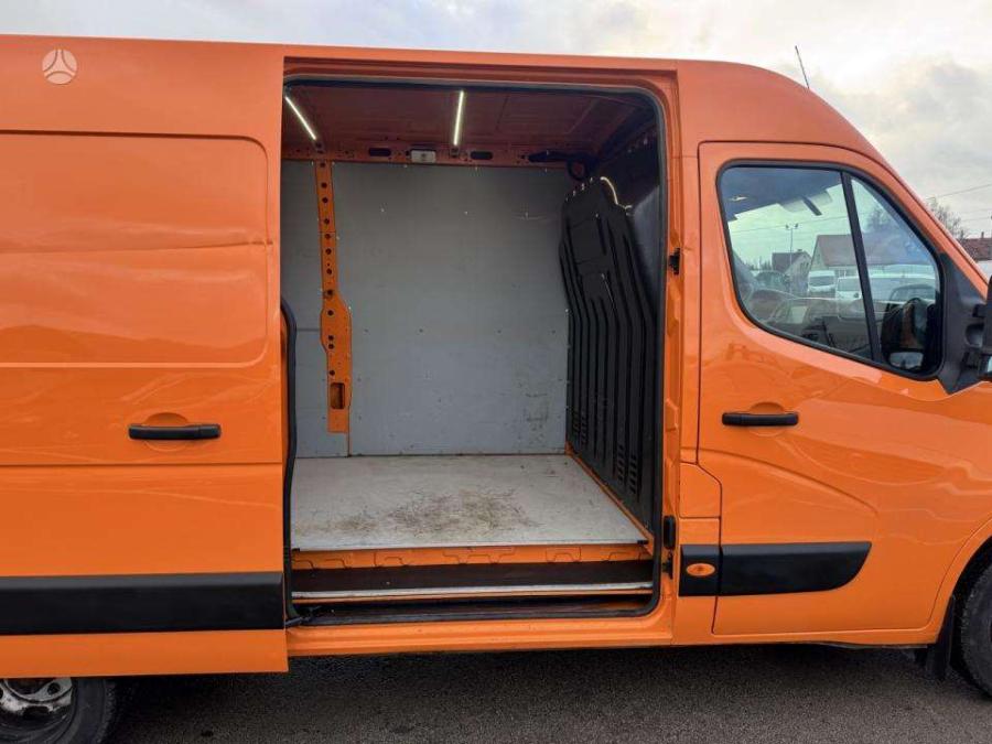 Orange Renault Master 2019 in Radviliskis, with an engine capacity of 2.30 L and mileage of 230 thousand km for 16879 €, photo 28 on AUTOMOTO.COM.LV