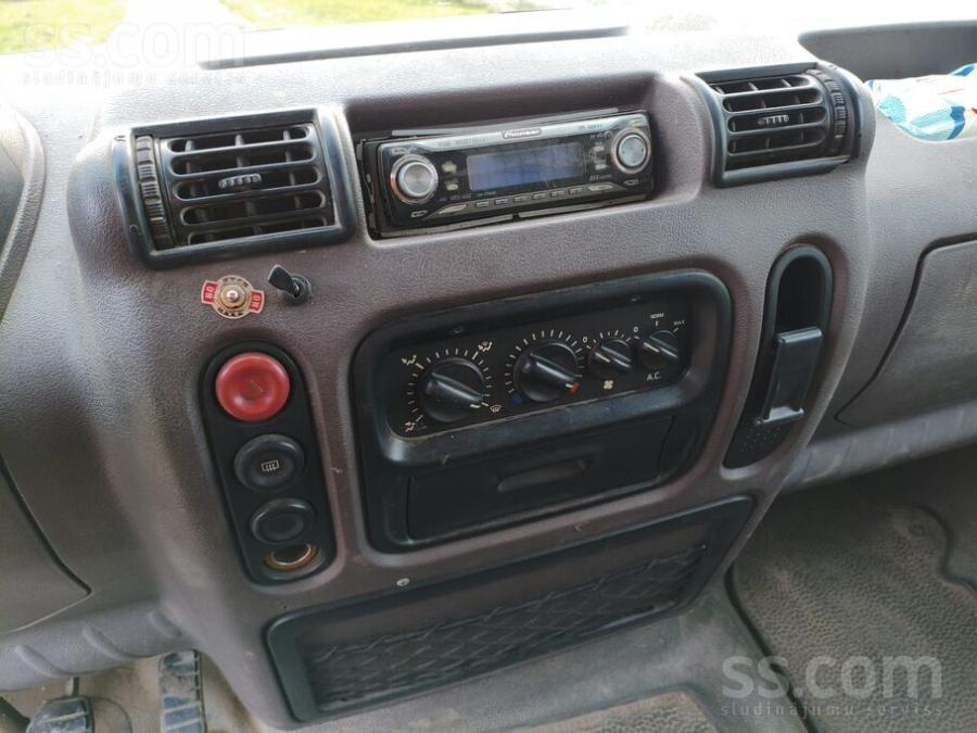 White Renault Master 2000 in Valmiera, with an engine capacity of 2.80 L and mileage of 315 thousand km for 4000 €, photo 4 on AUTOMOTO.COM.LV