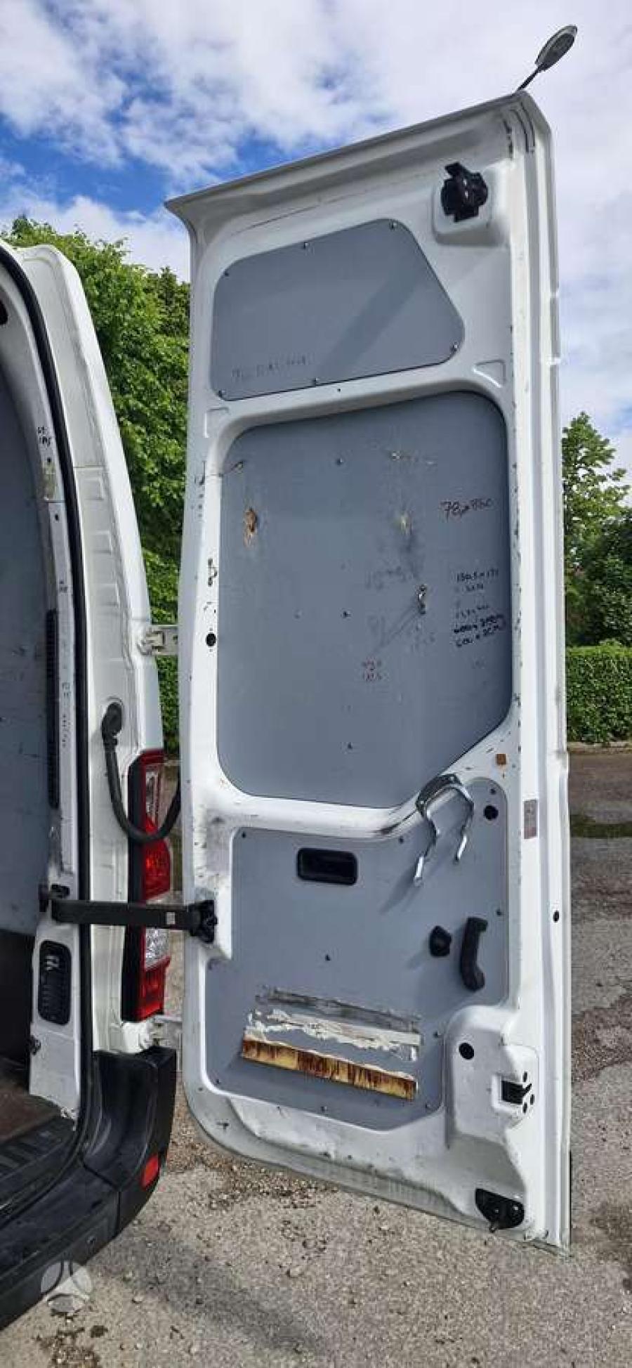White Renault Master 2012 in Kelme, with an engine capacity of 2.30 L and mileage of 282 thousand km for 3900 €, photo 8 on AUTOMOTO.COM.LV