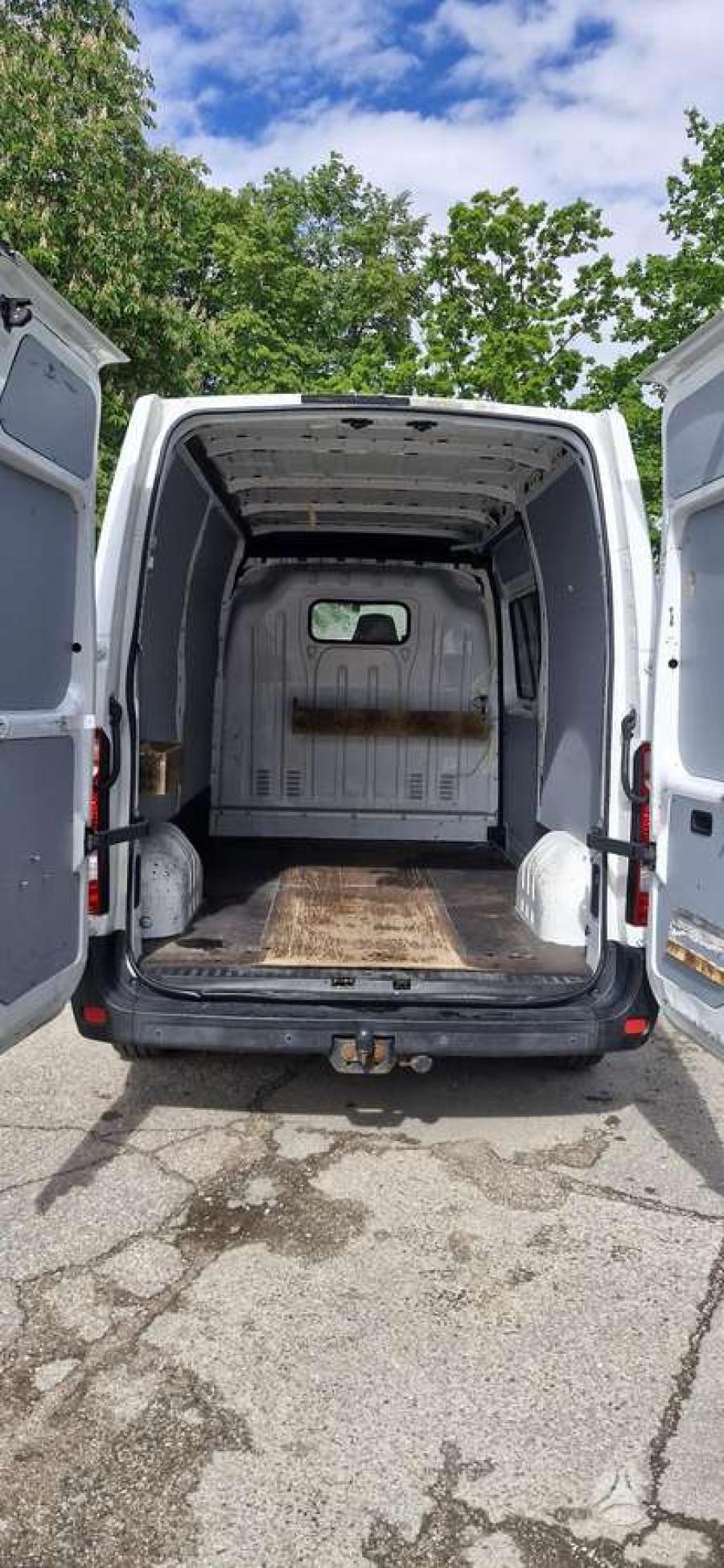 White Renault Master 2012 in Kelme, with an engine capacity of 2.30 L and mileage of 282 thousand km for 3900 €, photo 9 on AUTOMOTO.COM.LV