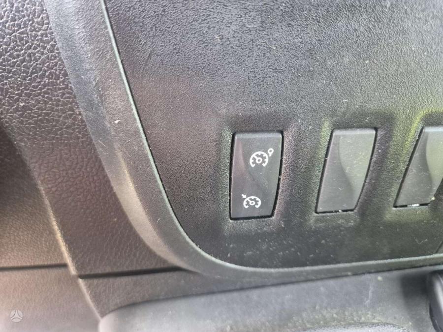 White Renault Master 2015 in Pakruojis, with an engine capacity of 2.30 L and mileage of 455 thousand km for 2600 €, photo 14 on AUTOMOTO.COM.LV