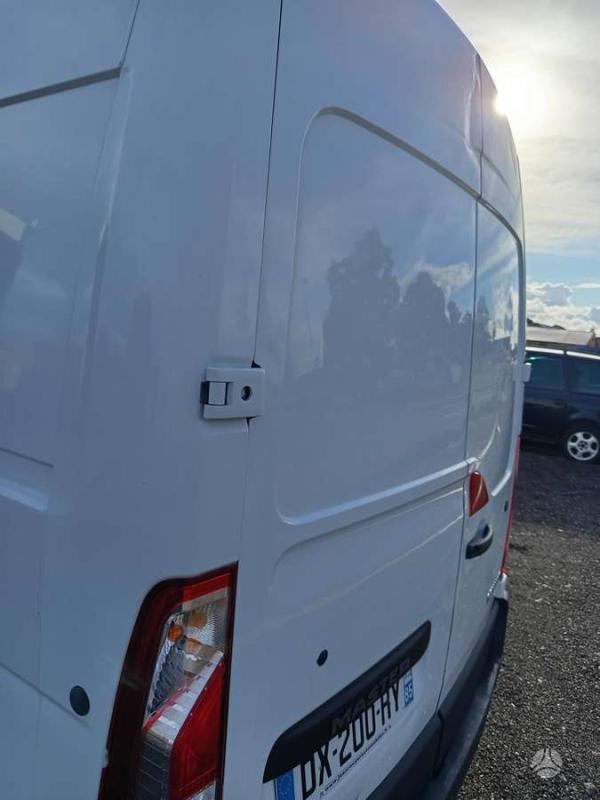 White Renault Master 2015 in Taurage, with an engine capacity of 2.30 L and mileage of 300 thousand km for 6500 €, photo 5 on AUTOMOTO.COM.LV