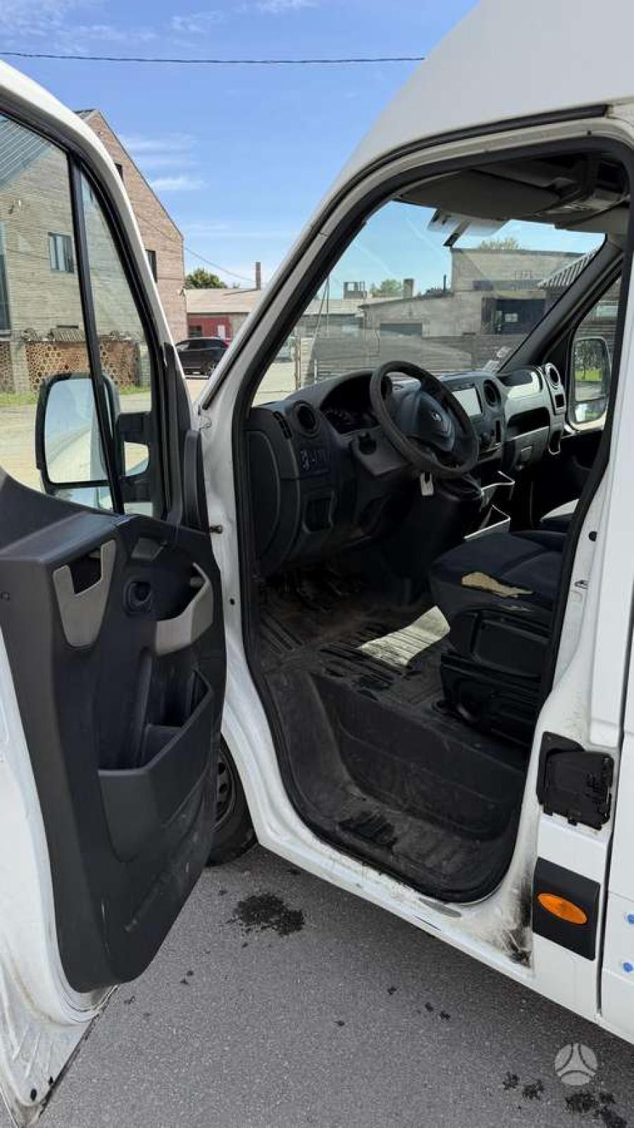 White Renault Master 2017 in Taurage, with an engine capacity of 2.30 L and mileage of 453 thousand km for 4900 €, photo 9 on AUTOMOTO.COM.LV