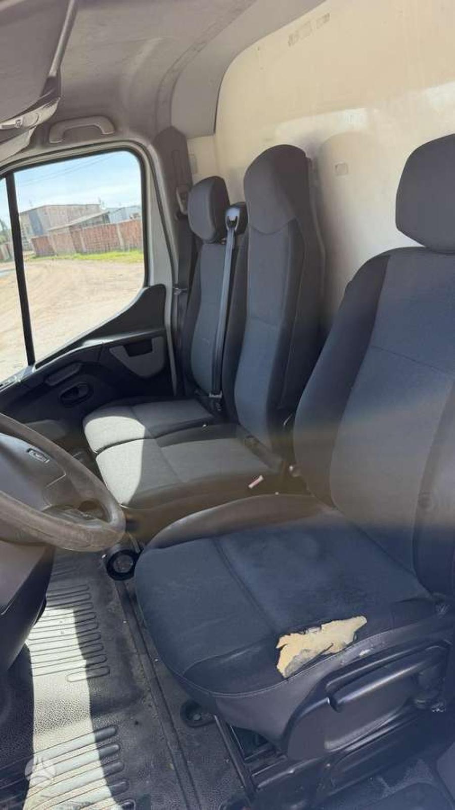 White Renault Master 2017 in Taurage, with an engine capacity of 2.30 L and mileage of 453 thousand km for 4900 €, photo 10 on AUTOMOTO.COM.LV