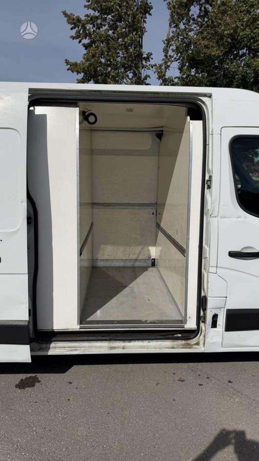 White Renault Master 2017 in Taurage, with an engine capacity of 2.30 L and mileage of 453 thousand km for 4900 €, photo 14 on AUTOMOTO.COM.LV