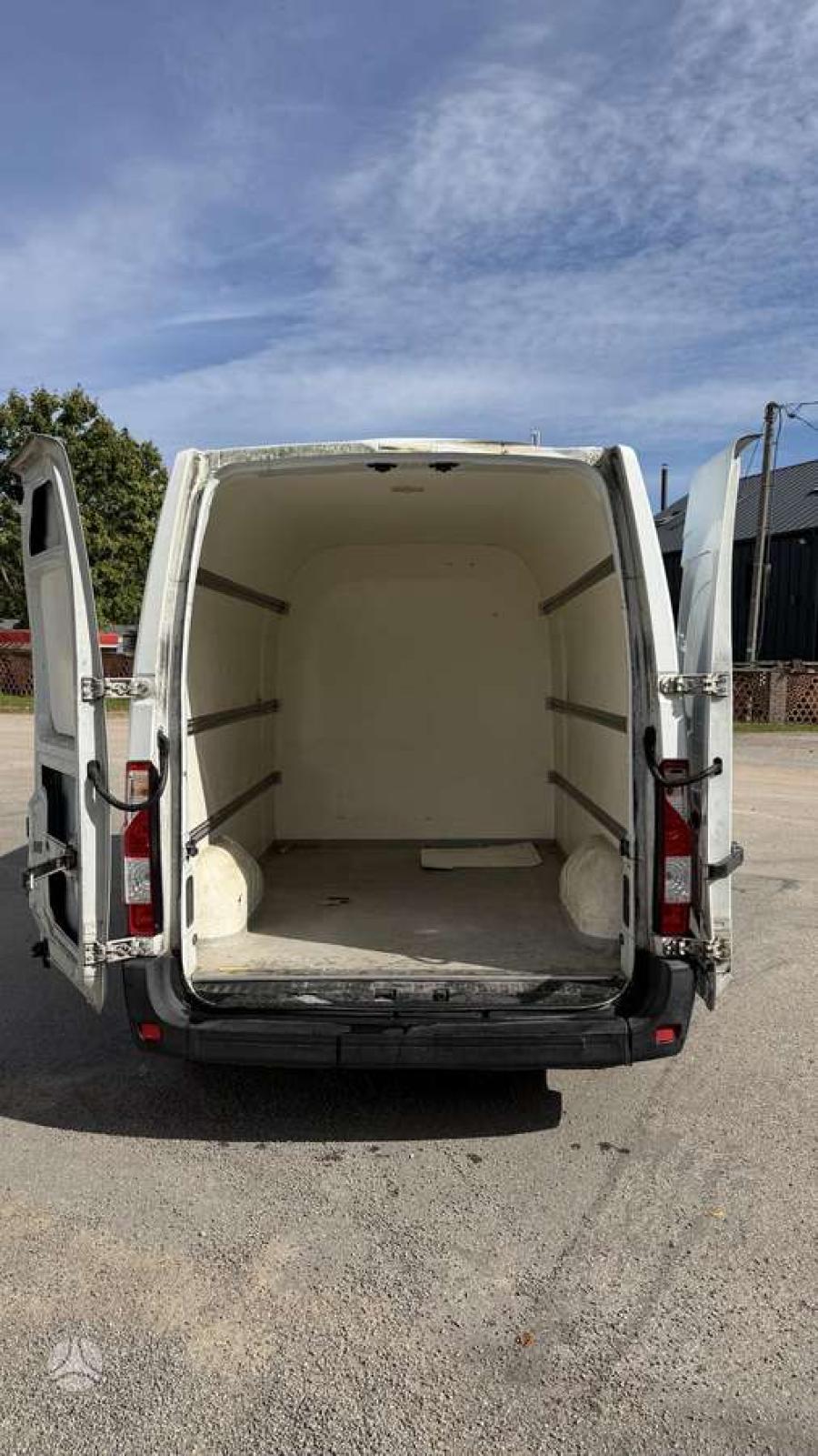 White Renault Master 2017 in Taurage, with an engine capacity of 2.30 L and mileage of 453 thousand km for 4900 €, photo 15 on AUTOMOTO.COM.LV