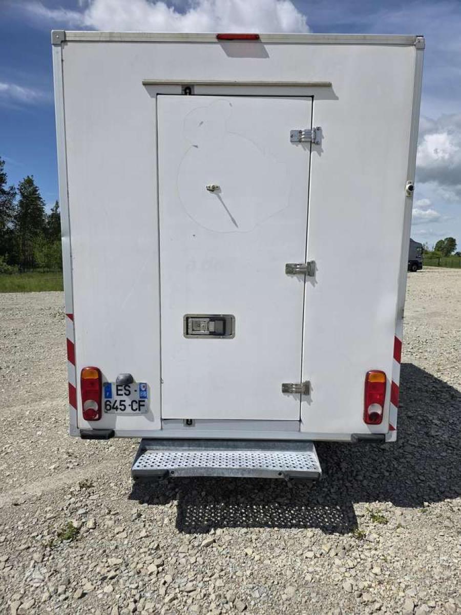 White Renault Master 2017 in Vilnius, with an engine capacity of 2.30 L and mileage of 240 thousand km for 4900 €, photo 7 on AUTOMOTO.COM.LV
