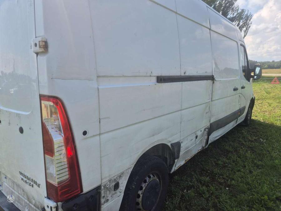 White Renault Master 2018 in Pakruojis, with an engine capacity of 0.00 L and mileage of 389 thousand km for 3600 €, photo 8 on AUTOMOTO.COM.LV