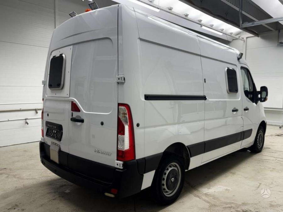 White Renault Master 2019 in Radviliskis, with an engine capacity of 2.30 L and mileage of 158 thousand km for 18089 €, photo 6 on AUTOMOTO.COM.LV