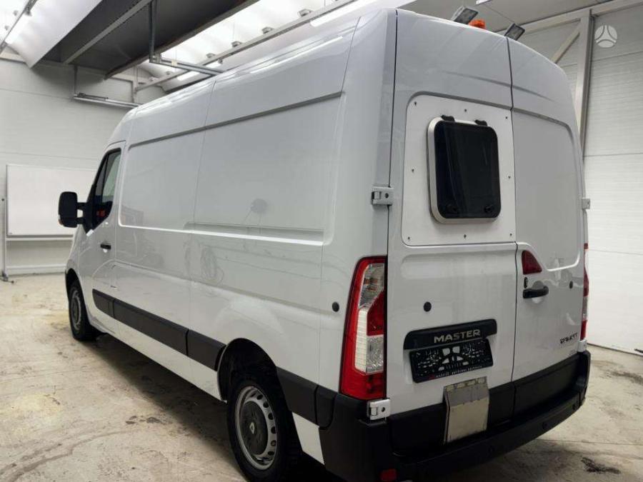 White Renault Master 2019 in Radviliskis, with an engine capacity of 2.30 L and mileage of 158 thousand km for 18089 €, photo 7 on AUTOMOTO.COM.LV